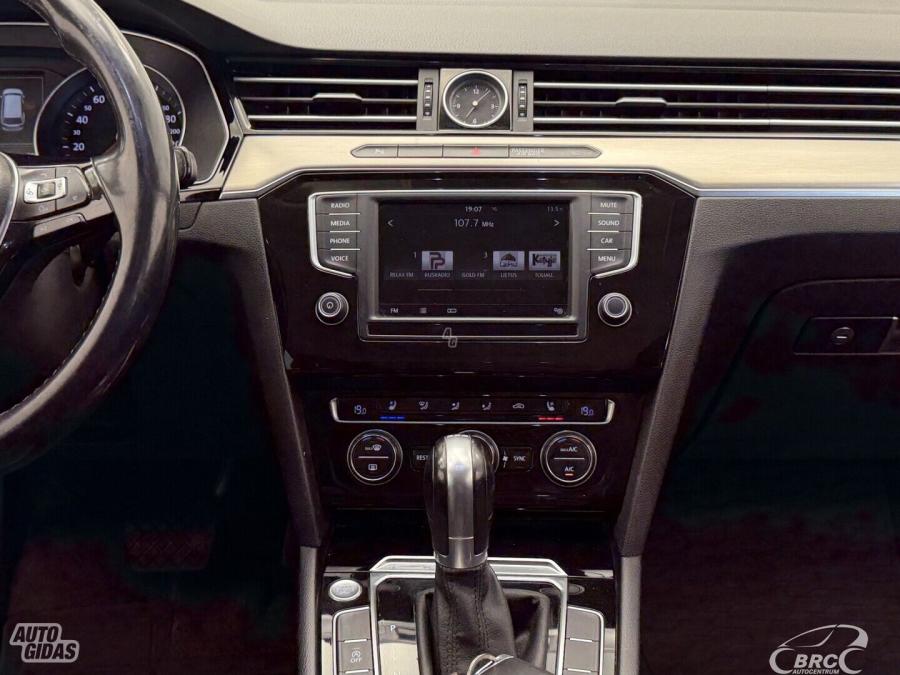 Melns Volkswagen Passat 2015 Avižieniai, ar dzinēja tilpumu 2.00 L un nobraukumu 256 tūkst. km par 8900 €, foto 16 vietnē AUTOMOTO.COM.LV