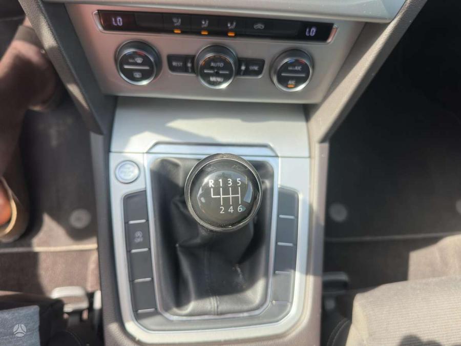 Melns Volkswagen Passat 2015 Šauļi, ar dzinēja tilpumu 1.60 L un nobraukumu 232 tūkst. km par 7750 €, foto 17 vietnē AUTOMOTO.COM.LV