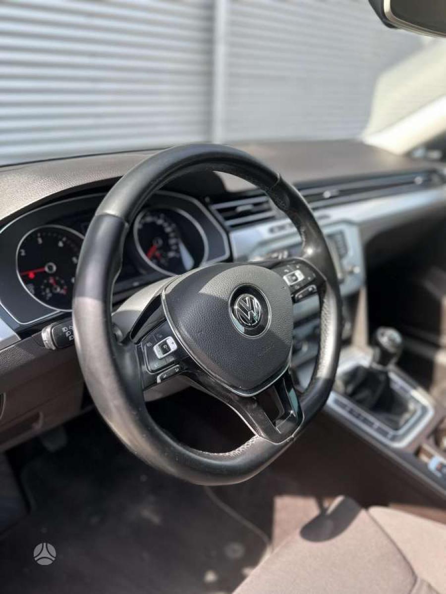 Melns Volkswagen Passat 2015 Šauļi, ar dzinēja tilpumu 1.60 L un nobraukumu 232 tūkst. km par 7750 €, foto 23 vietnē AUTOMOTO.COM.LV