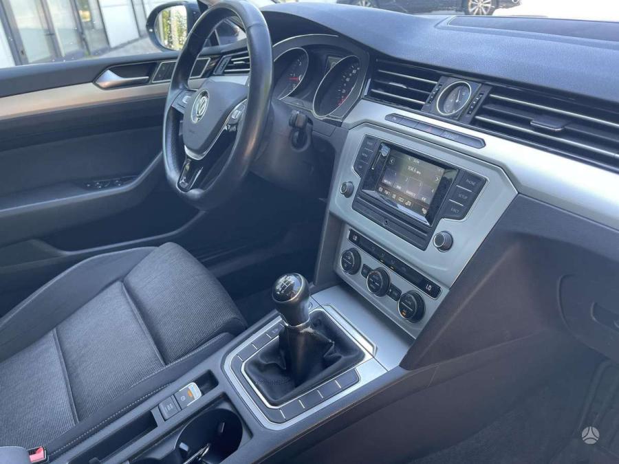 Melns Volkswagen Passat 2015 Kauņa, ar dzinēja tilpumu 1.60 L un nobraukumu 249 tūkst. km par 6550 €, foto 29 vietnē AUTOMOTO.COM.LV