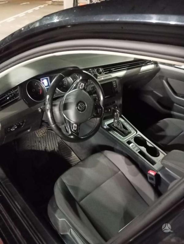 Black Volkswagen Passat 2015 in Vilnius, with an engine capacity of 1.60 L and mileage of 320 thousand km for 6950 €, photo 3 on AUTOMOTO.COM.LV