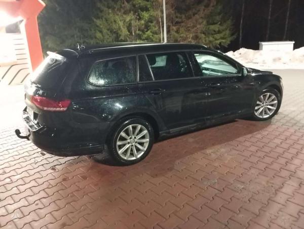 Black Volkswagen Passat 2015 in Vilnius, with an engine capacity of 1.60 L and mileage of 320 thousand km for 6950 €, photo 4 on AUTOMOTO.COM.LV