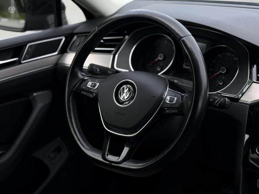 Black Volkswagen Passat 2015 in Rokiskis, with an engine capacity of 1.60 L and mileage of 340 thousand km for 6750 €, photo 26 on AUTOMOTO.COM.LV