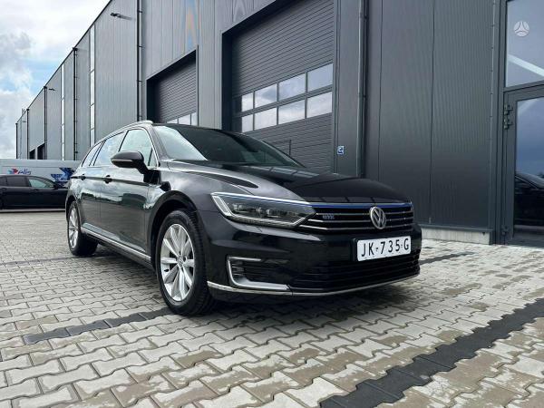 Black Volkswagen Passat 2015 in Klaipeda, with an engine capacity of 1.40 L and mileage of 252 thousand km for 10600 €, photo 1 on AUTOMOTO.COM.LV