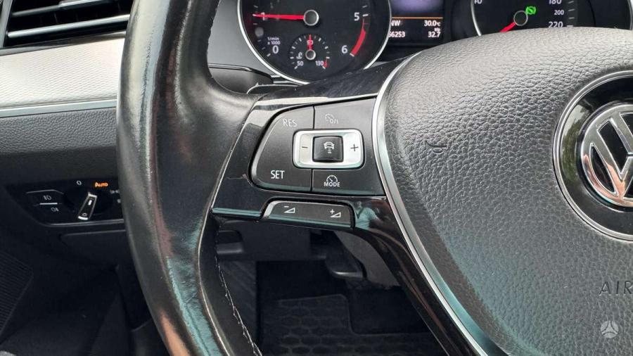 Melns Volkswagen Passat 2015 Viļņa, ar dzinēja tilpumu 1.97 L un nobraukumu 250 tūkst. km par 9990 €, foto 24 vietnē AUTOMOTO.COM.LV
