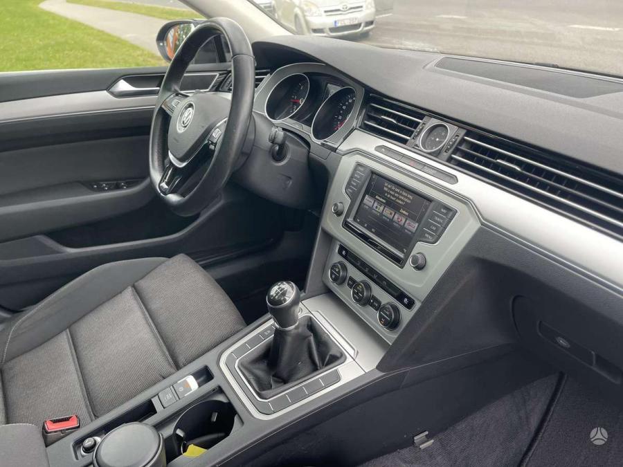 Black Volkswagen Passat 2015 in Kaunas, with an engine capacity of 1.60 L and mileage of 241 thousand km for 7550 €, photo 30 on AUTOMOTO.COM.LV