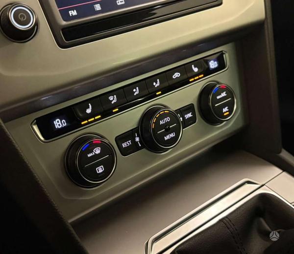 Black Volkswagen Passat 2015 in Marijampole, with an engine capacity of 1.97 L and mileage of 306 thousand km for 7999 €, photo 6 on AUTOMOTO.COM.LV
