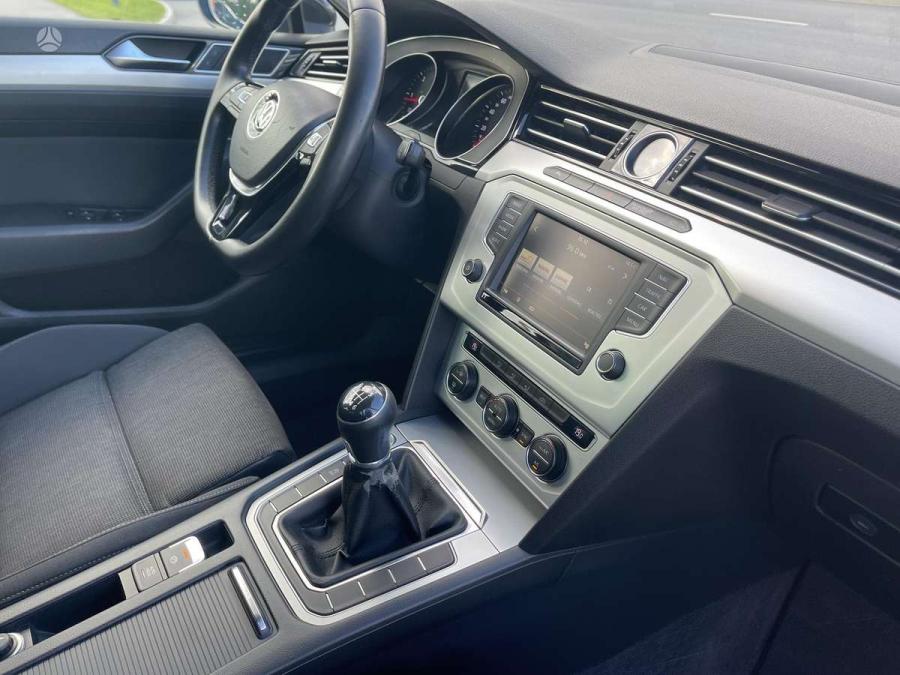 Melns Volkswagen Passat 2015 Kauņa, ar dzinēja tilpumu 1.60 L un nobraukumu 243 tūkst. km par 7200 €, foto 31 vietnē AUTOMOTO.COM.LV