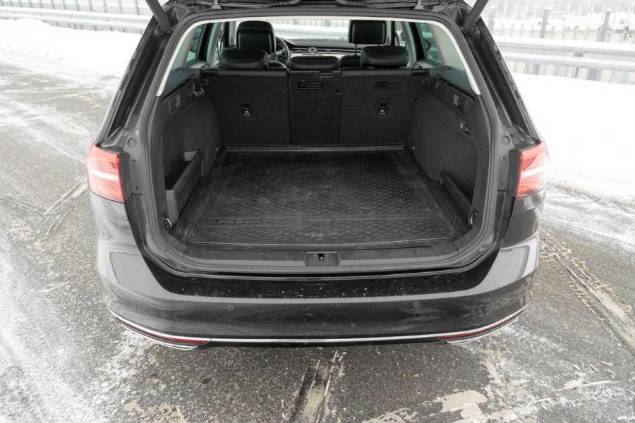 Black Volkswagen Passat 2016 in Vilnius, with an engine capacity of 1.97 L and mileage of 200 thousand km for 12500 €, photo 16 on AUTOMOTO.COM.LV