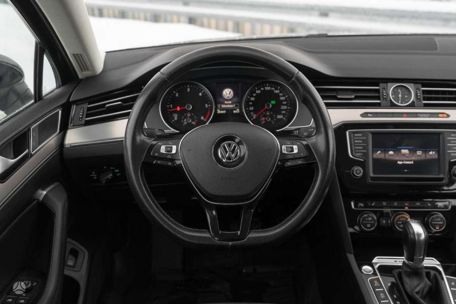 Black Volkswagen Passat 2016 in Vilnius, with an engine capacity of 1.97 L and mileage of 200 thousand km for 12500 €, photo 19 on AUTOMOTO.COM.LV