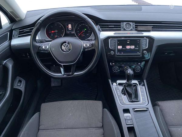 Black Volkswagen Passat 2016 in Vilnius, with an engine capacity of 2.00 L and mileage of 298 thousand km for 8950 €, photo 8 on AUTOMOTO.COM.LV