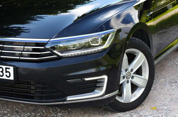 Black Volkswagen Passat 2016 in Kretinga, with an engine capacity of 1.40 L and mileage of 177 thousand km for 12399 €, photo 3 on AUTOMOTO.COM.LV