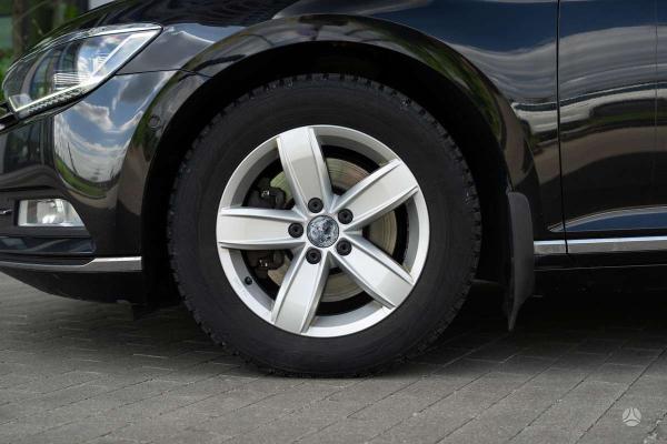 Melns Volkswagen Passat 2016 Viļņa, ar dzinēja tilpumu 1.60 L un nobraukumu 213 tūkst. km par 9450 €, foto 4 vietnē AUTOMOTO.COM.LV