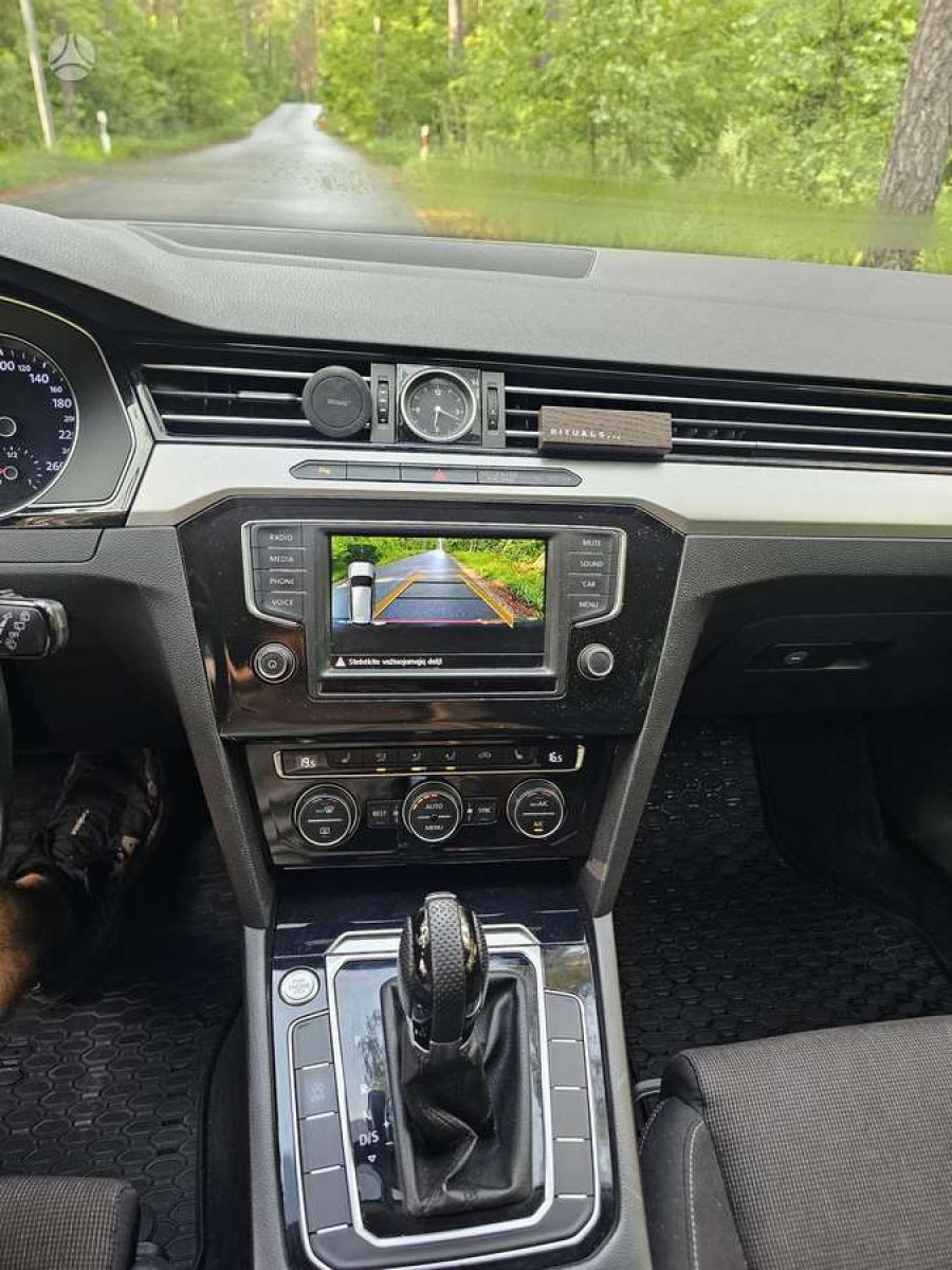 Black Volkswagen Passat 2016 in Vilnius, with an engine capacity of 1.97 L and mileage of 314 thousand km for 9000 €, photo 6 on AUTOMOTO.COM.LV