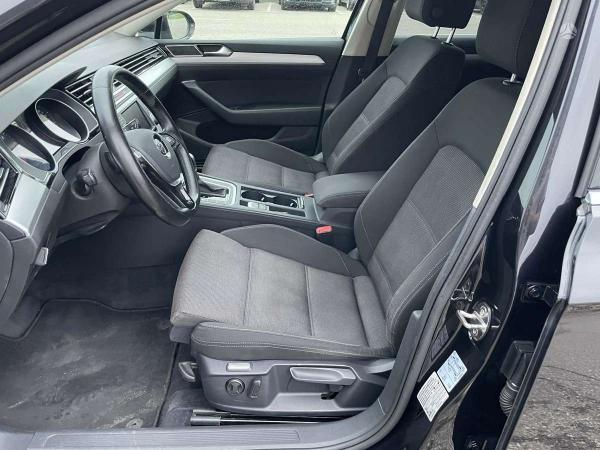 Black Volkswagen Passat 2016 in Kaunas, with an engine capacity of 1.97 L and mileage of 342 thousand km for 5990 €, photo 8 on AUTOMOTO.COM.LV