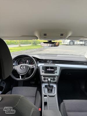 Black Volkswagen Passat 2016 in Klaipeda, with an engine capacity of 2.00 L and mileage of 376 thousand km for 6950 €, photo 8 on AUTOMOTO.COM.LV