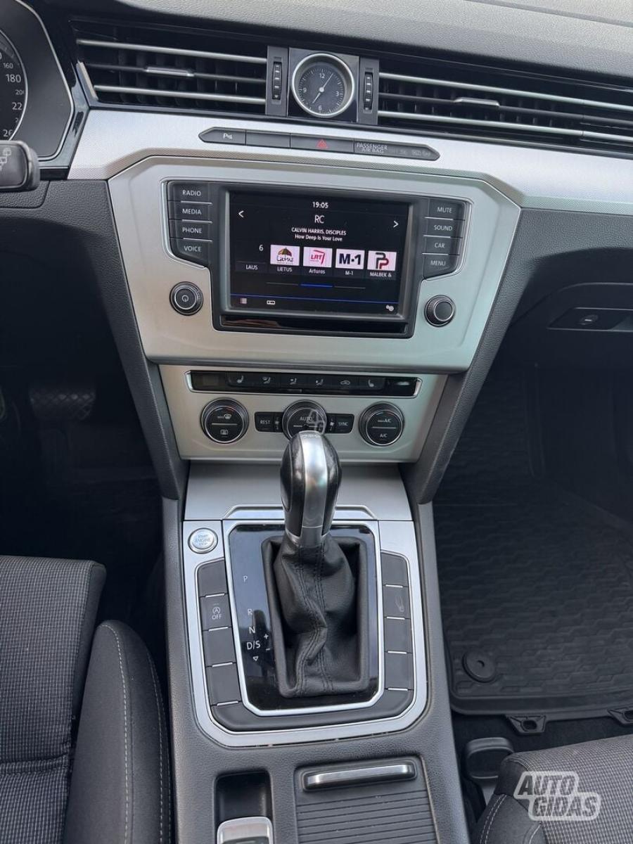 Black Volkswagen Passat 2016 in Klaipeda, with an engine capacity of 2.00 L and mileage of 376 thousand km for 6950 €, photo 9 on AUTOMOTO.COM.LV