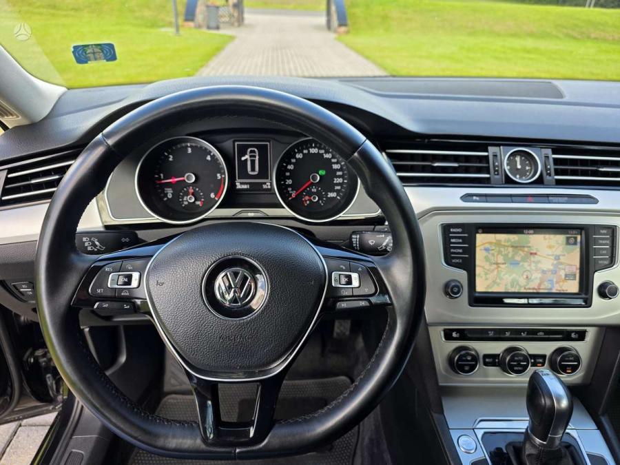 Melns Volkswagen Passat 2016 Telšiai, ar dzinēja tilpumu 1.60 L un nobraukumu 282 tūkst. km par 7650 €, foto 30 vietnē AUTOMOTO.COM.LV