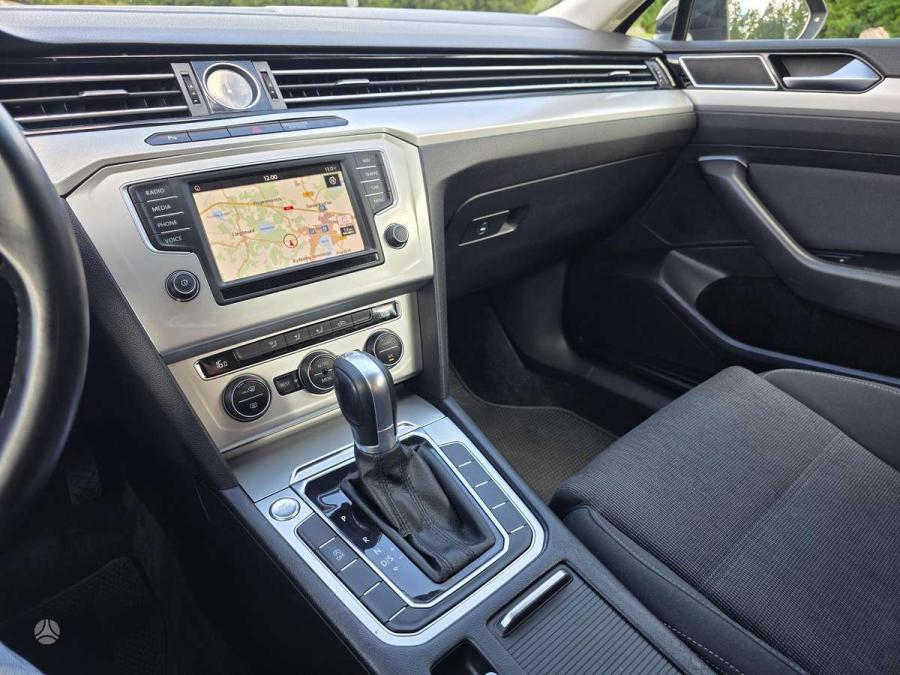 Melns Volkswagen Passat 2016 Telšiai, ar dzinēja tilpumu 1.60 L un nobraukumu 282 tūkst. km par 7650 €, foto 32 vietnē AUTOMOTO.COM.LV