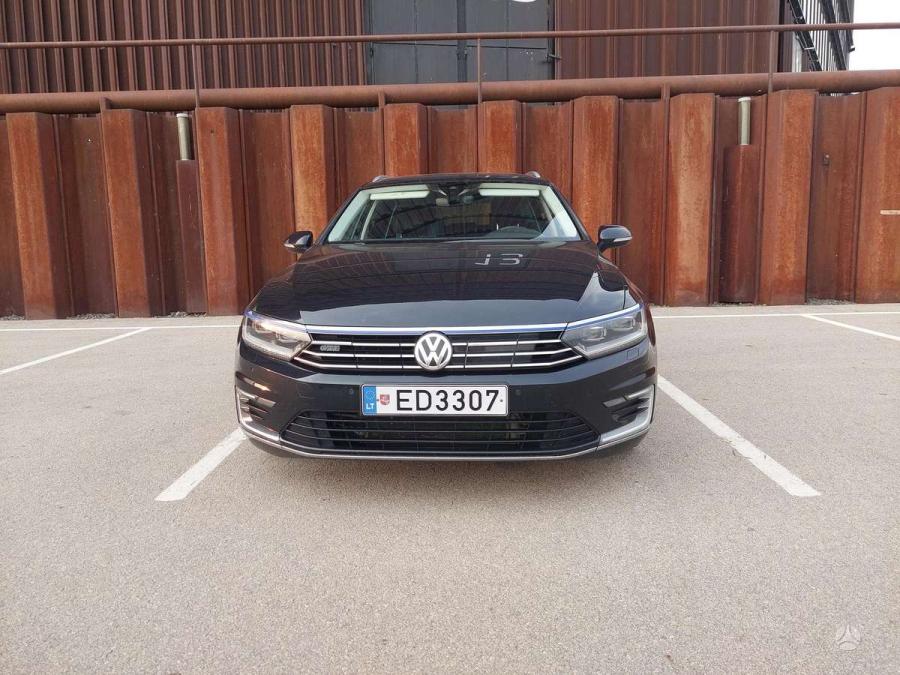Black Volkswagen Passat 2016 in Kaunas, with an engine capacity of 1.40 L and mileage of 278 thousand km for 11300 €, photo 3 on AUTOMOTO.COM.LV