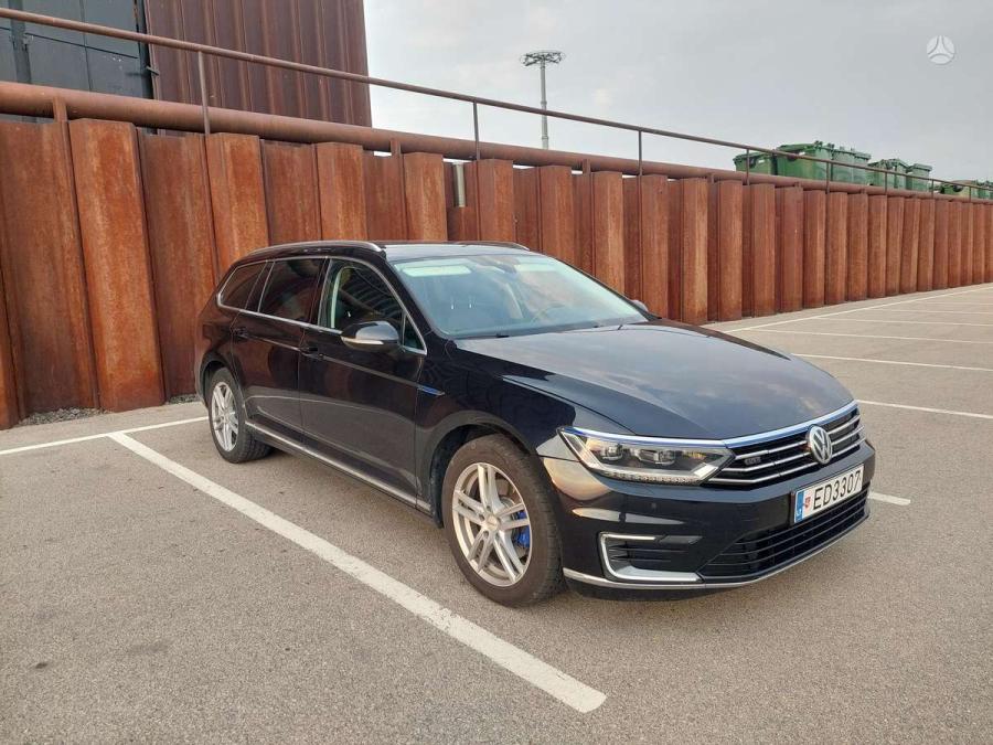 Black Volkswagen Passat 2016 in Kaunas, with an engine capacity of 1.40 L and mileage of 278 thousand km for 11300 €, photo 4 on AUTOMOTO.COM.LV
