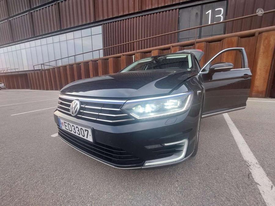 Black Volkswagen Passat 2016 in Kaunas, with an engine capacity of 1.40 L and mileage of 278 thousand km for 11300 €, photo 21 on AUTOMOTO.COM.LV