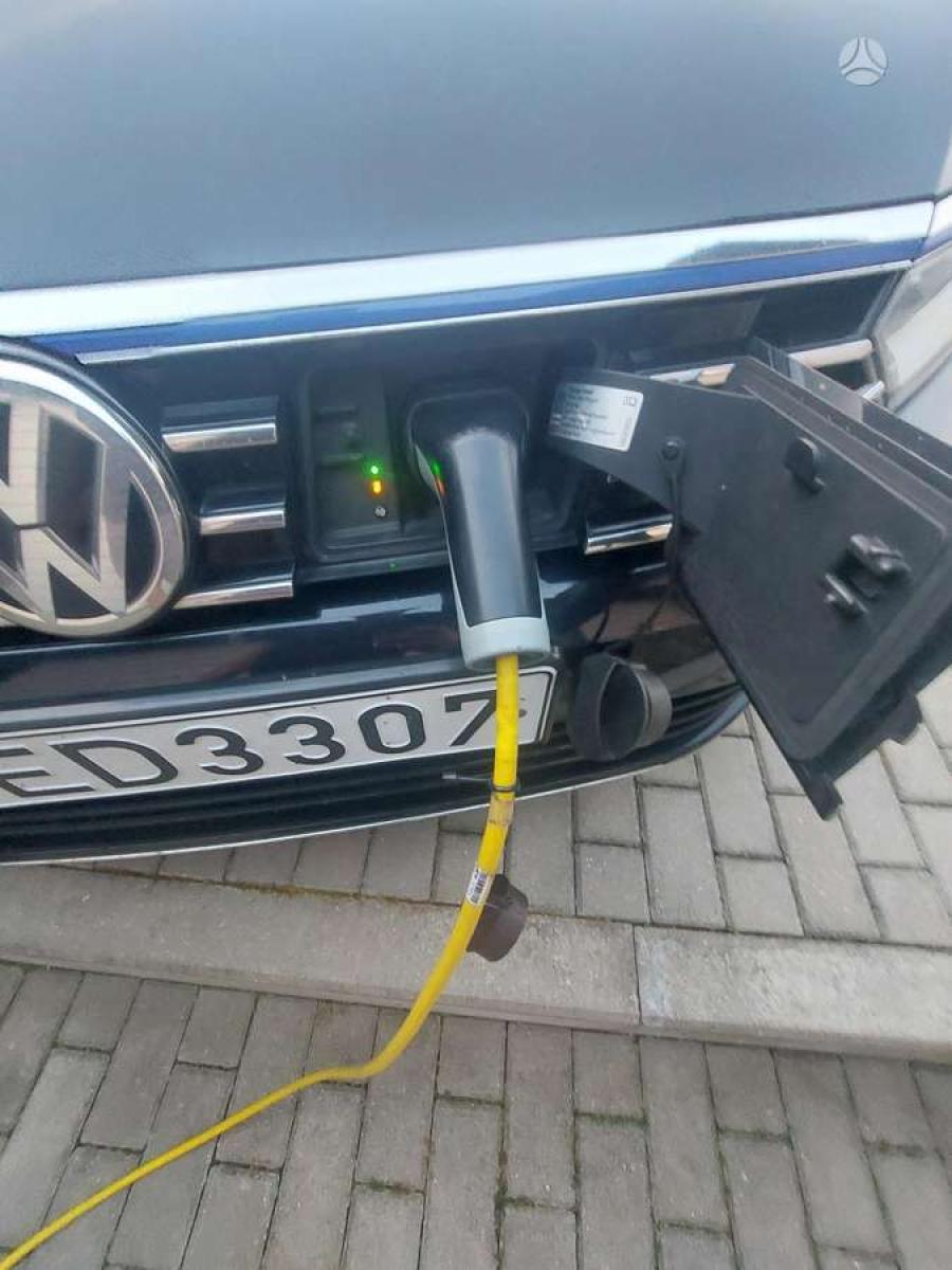 Black Volkswagen Passat 2016 in Kaunas, with an engine capacity of 1.40 L and mileage of 278 thousand km for 11300 €, photo 27 on AUTOMOTO.COM.LV