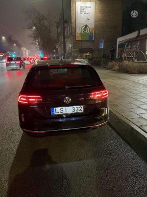 Black Volkswagen Passat 2017 in Vilnius, with an engine capacity of 1.97 L and mileage of 279 thousand km for 11200 €, photo 5 on AUTOMOTO.COM.LV