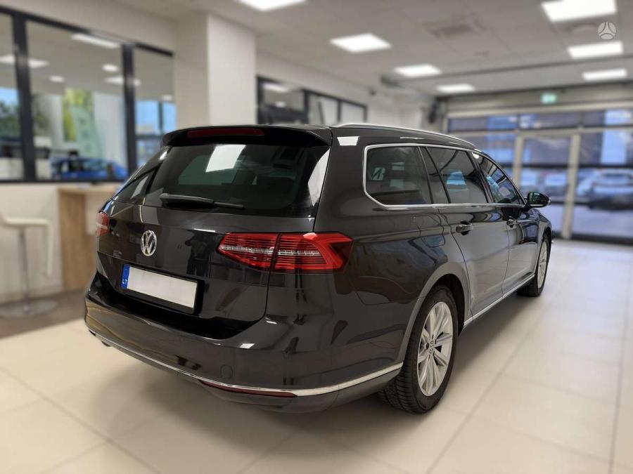 Black Volkswagen Passat 2017 in Kaunas, with an engine capacity of 1.60 L and mileage of 190 thousand km for 10500 €, photo 4 on AUTOMOTO.COM.LV