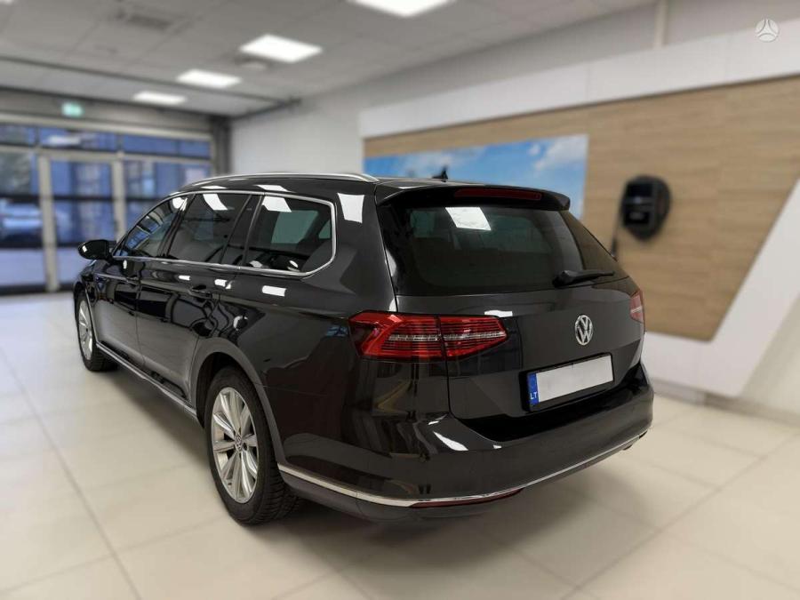 Black Volkswagen Passat 2017 in Kaunas, with an engine capacity of 1.60 L and mileage of 190 thousand km for 10500 €, photo 5 on AUTOMOTO.COM.LV