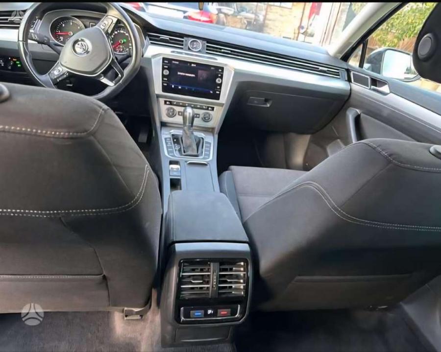 Black Volkswagen Passat 2017 in Vilnius, with an engine capacity of 1.60 L and mileage of 448 thousand km for 7600 €, photo 9 on AUTOMOTO.COM.LV
