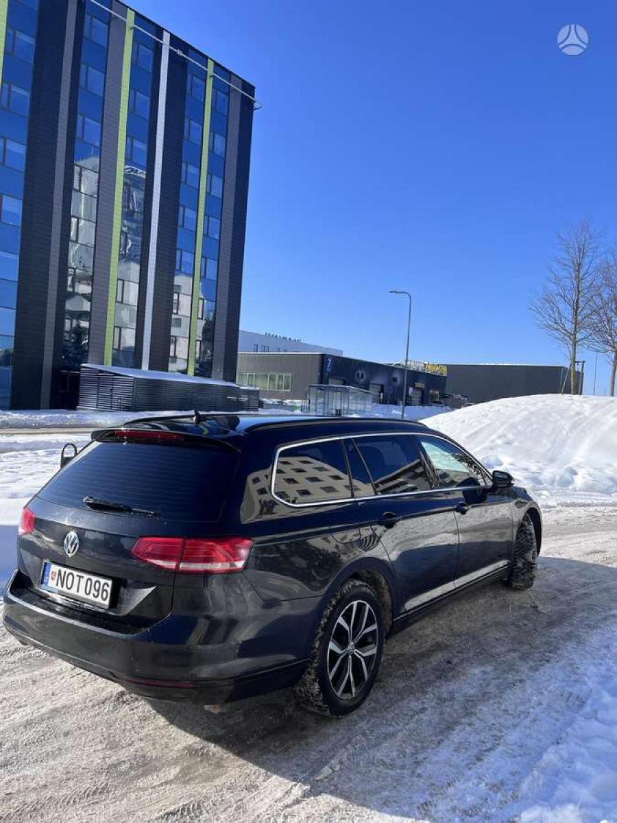 Black Volkswagen Passat 2017 in Vilnius, with an engine capacity of 1.60 L and mileage of 337 thousand km for 8300 €, photo 4 on AUTOMOTO.COM.LV