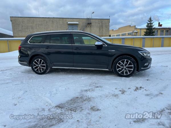 Black Volkswagen Passat 2017 in Tallinn, with an engine capacity of 2.00 L and mileage of 296 thousand km for 12599 €, photo 10 on AUTOMOTO.COM.LV
