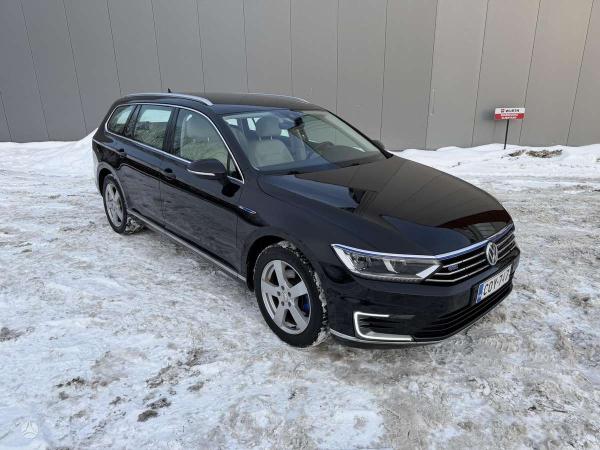 Black Volkswagen Passat 2017 in Kaunas, with an engine capacity of 1.40 L and mileage of 191 thousand km for 9900 €, photo 3 on AUTOMOTO.COM.LV