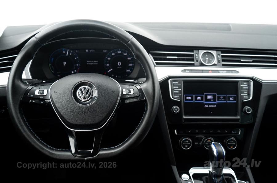 Black Volkswagen Passat 2017 in Tallinn, with an engine capacity of 1.40 L and mileage of 199 thousand km for 11999 €, photo 8 on AUTOMOTO.COM.LV
