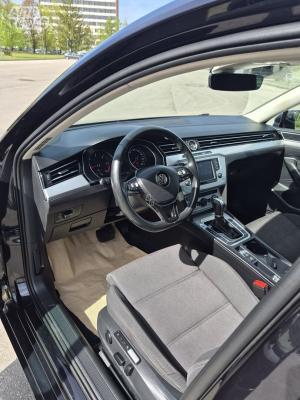 Black Volkswagen Passat 2017 in Alytus, with an engine capacity of 2.00 L and mileage of 210 thousand km for 12499 €, photo 12 on AUTOMOTO.COM.LV