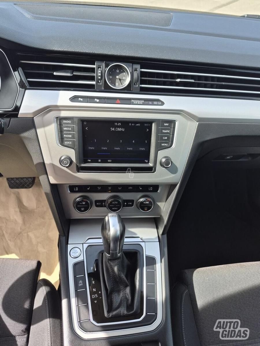 Black Volkswagen Passat 2017 in Alytus, with an engine capacity of 2.00 L and mileage of 210 thousand km for 12499 €, photo 13 on AUTOMOTO.COM.LV