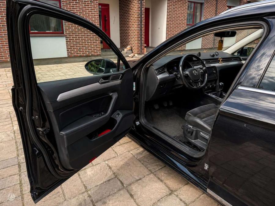 Black Volkswagen Passat 2017 in Vilnius, with an engine capacity of 2.00 L and mileage of 287 thousand km for 9900 €, photo 3 on AUTOMOTO.COM.LV