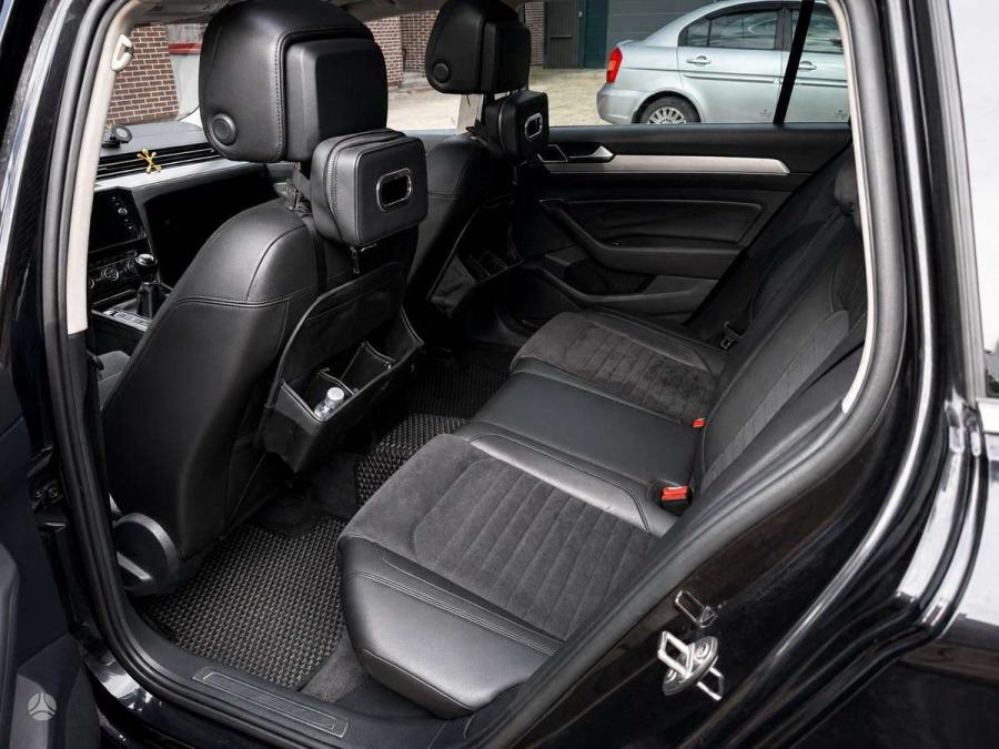 Black Volkswagen Passat 2017 in Vilnius, with an engine capacity of 2.00 L and mileage of 287 thousand km for 9900 €, photo 6 on AUTOMOTO.COM.LV