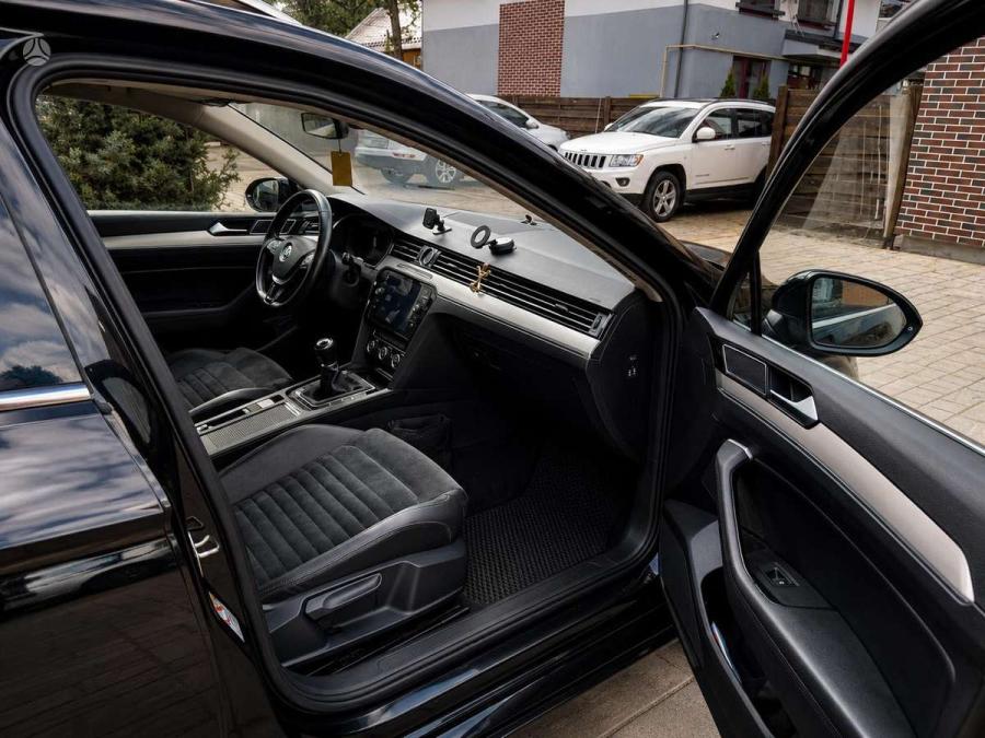 Black Volkswagen Passat 2017 in Vilnius, with an engine capacity of 2.00 L and mileage of 287 thousand km for 9900 €, photo 8 on AUTOMOTO.COM.LV