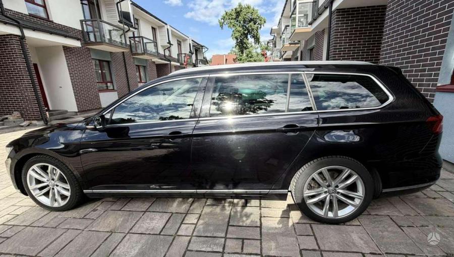 Black Volkswagen Passat 2017 in Vilnius, with an engine capacity of 2.00 L and mileage of 287 thousand km for 9900 €, photo 10 on AUTOMOTO.COM.LV