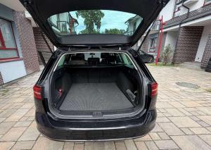 Black Volkswagen Passat 2017 in Vilnius, with an engine capacity of 2.00 L and mileage of 287 thousand km for 9900 €, photo 15 on AUTOMOTO.COM.LV