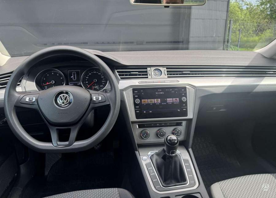 Black Volkswagen Passat 2017 in Kaunas, with an engine capacity of 1.40 L and mileage of 270 thousand km for 6700 €, photo 6 on AUTOMOTO.COM.LV