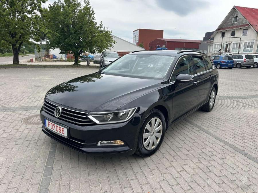 Black Volkswagen Passat 2017 in Kaunas, with an engine capacity of 1.97 L and mileage of 346 thousand km for 8600 €, photo 4 on AUTOMOTO.COM.LV
