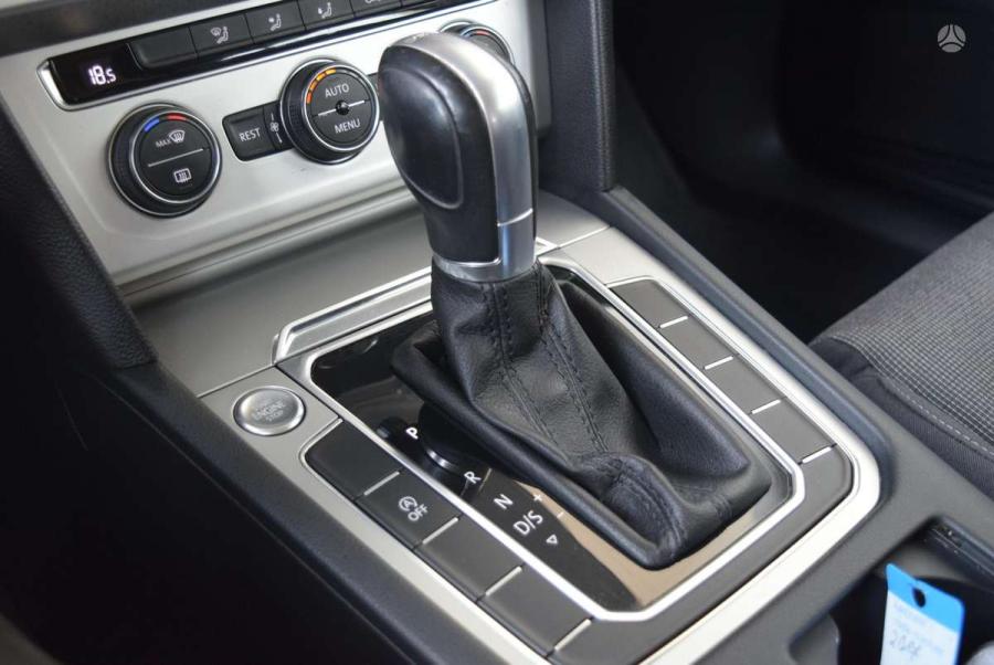 Black Volkswagen Passat 2017 in Vilnius, with an engine capacity of 1.60 L and mileage of 277 thousand km for 8600 €, photo 13 on AUTOMOTO.COM.LV