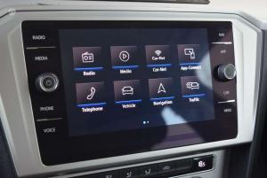 Black Volkswagen Passat 2017 in Vilnius, with an engine capacity of 1.60 L and mileage of 277 thousand km for 8600 €, photo 16 on AUTOMOTO.COM.LV