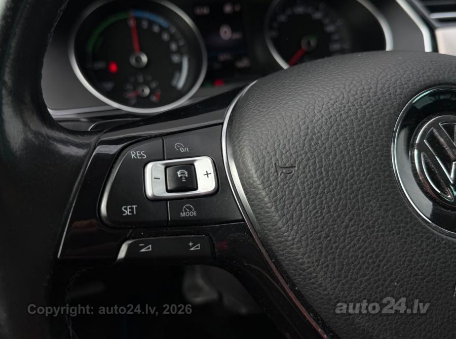 Black Volkswagen Passat 2017 in Tallinn, with an engine capacity of 1.40 L and mileage of 255 thousand km for 9490 €, photo 17 on AUTOMOTO.COM.LV