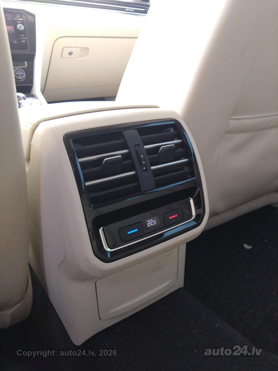 Black Volkswagen Passat 2017 in Tallinn, with an engine capacity of 2.00 L and mileage of 266 thousand km for 16999 €, photo 6 on AUTOMOTO.COM.LV