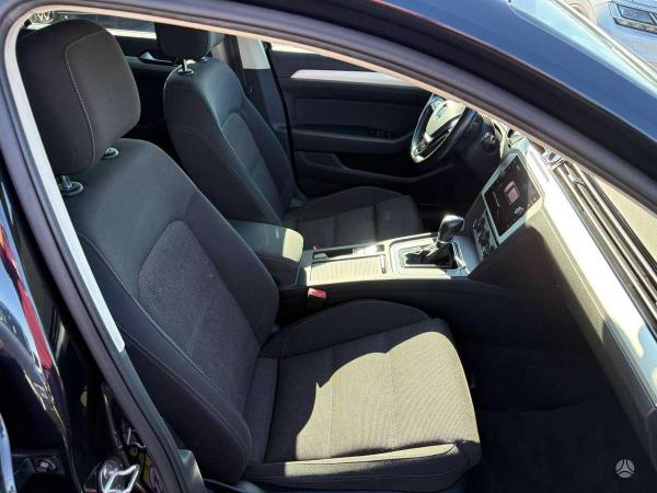 Black Volkswagen Passat 2018 in Vilnius, with an engine capacity of 1.97 L and mileage of 251 thousand km for 8990 €, photo 11 on AUTOMOTO.COM.LV