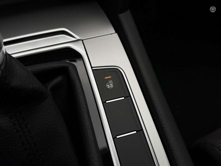 Черный Фольксваген Пассат 2018 в Вильнюс, объемом двигателя 1.40 л и пробегом 193 тыс. км за 11500 €, фото 32 на AUTOMOTO.COM.LV